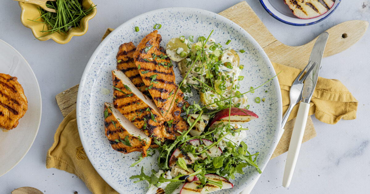 Skivet kyllingfilet med lun potetsalat, grillet fersken og… | Prior